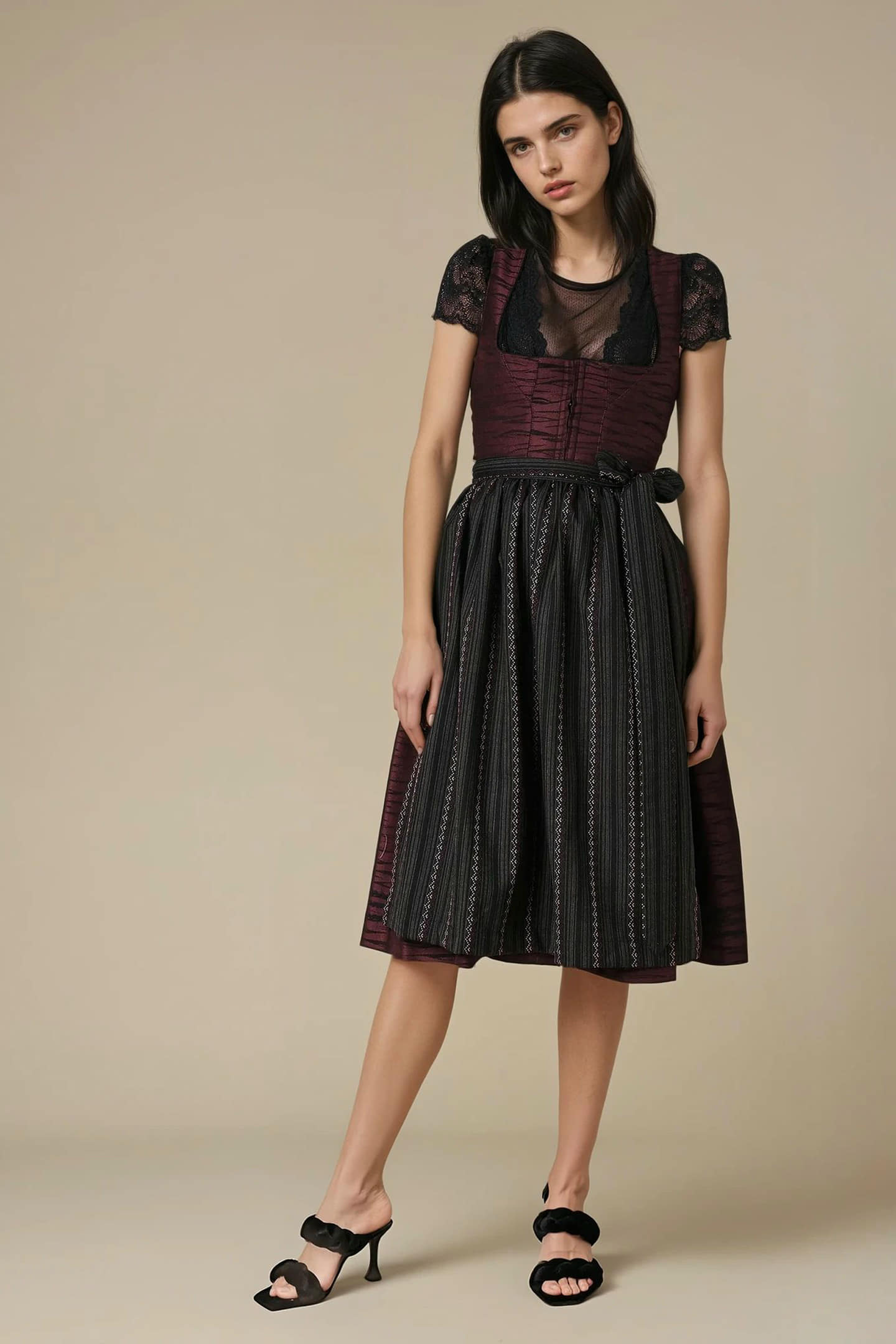 Dirndl Rita (70cm) in rot im Julia Trentini Online Shop