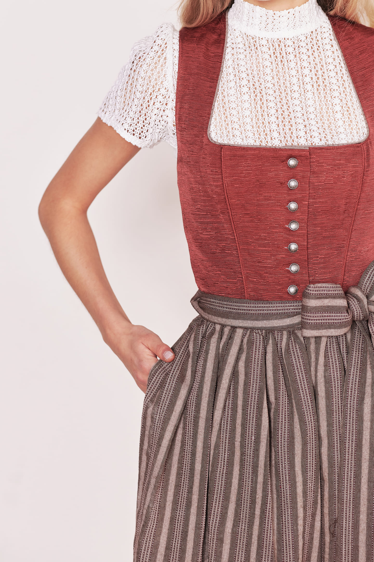 Dirndl Silvia 60 cm in braun im Julia Trentini Online Shop