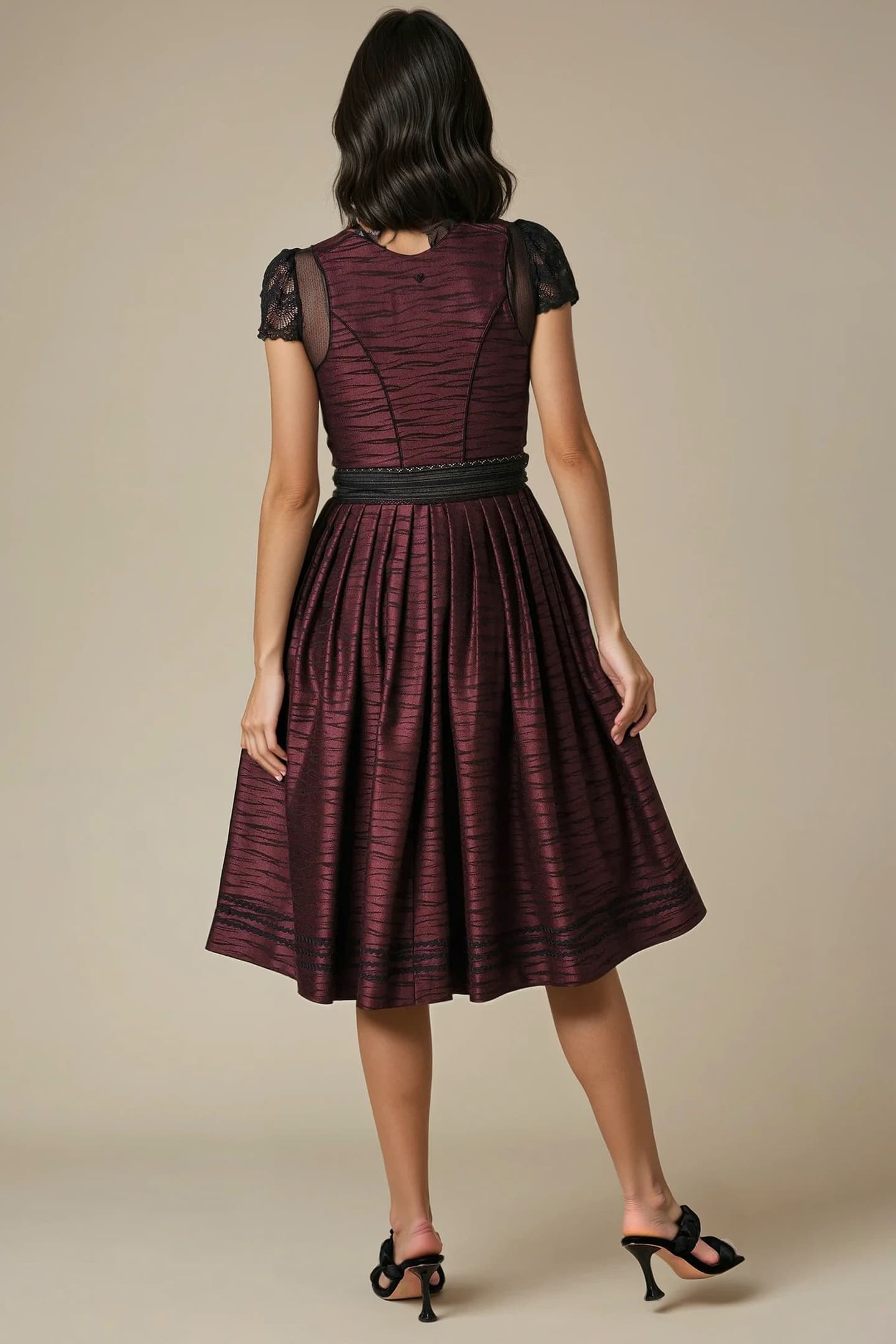 Dirndl Rita (70cm) in rot im Julia Trentini Online Shop