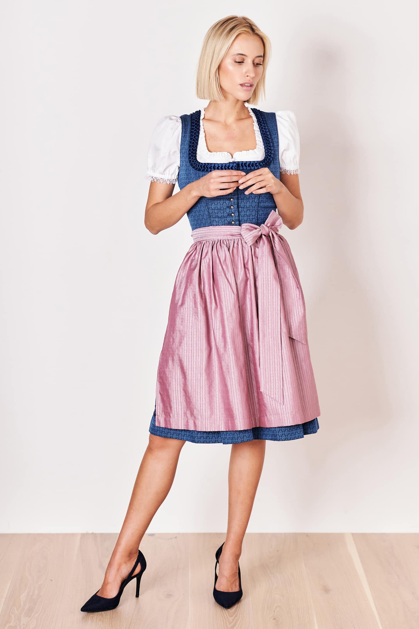 Dirndl Alma (60cm) in blau im Julia Trentini Online Shop