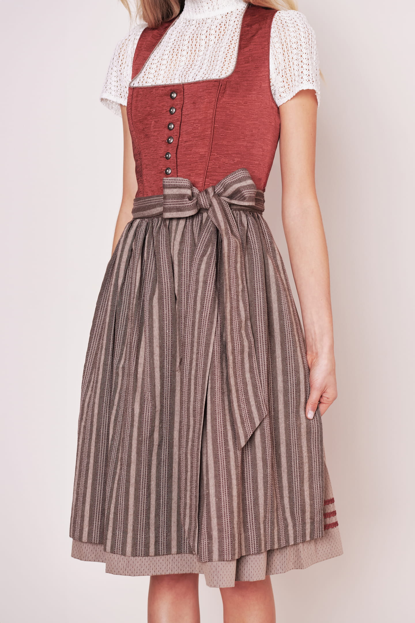 Dirndl Silvia 60 cm in braun im Julia Trentini Online Shop