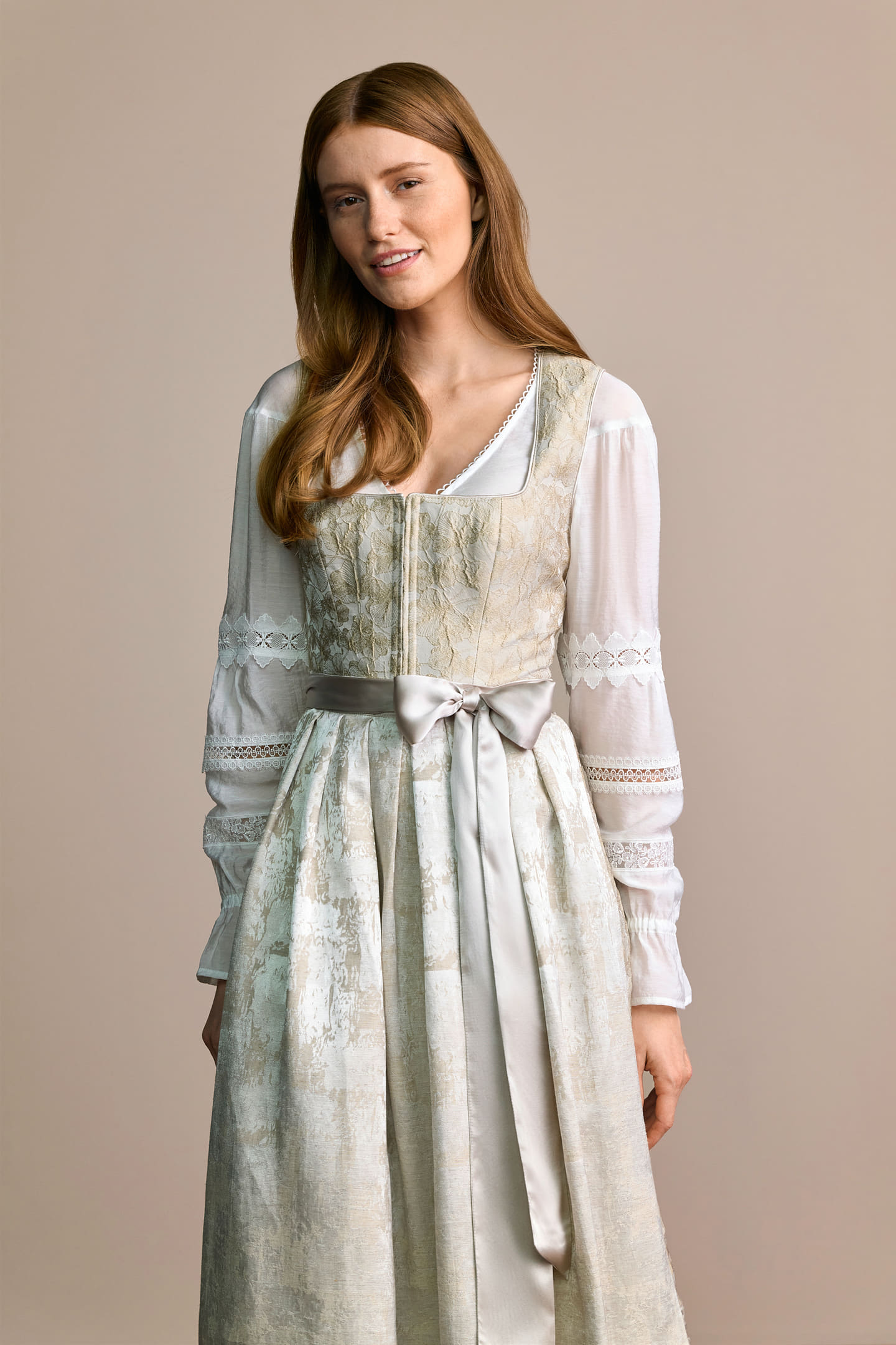 Dirndl Lydia (70cm) in beige im Julia Trentini Online Shop
