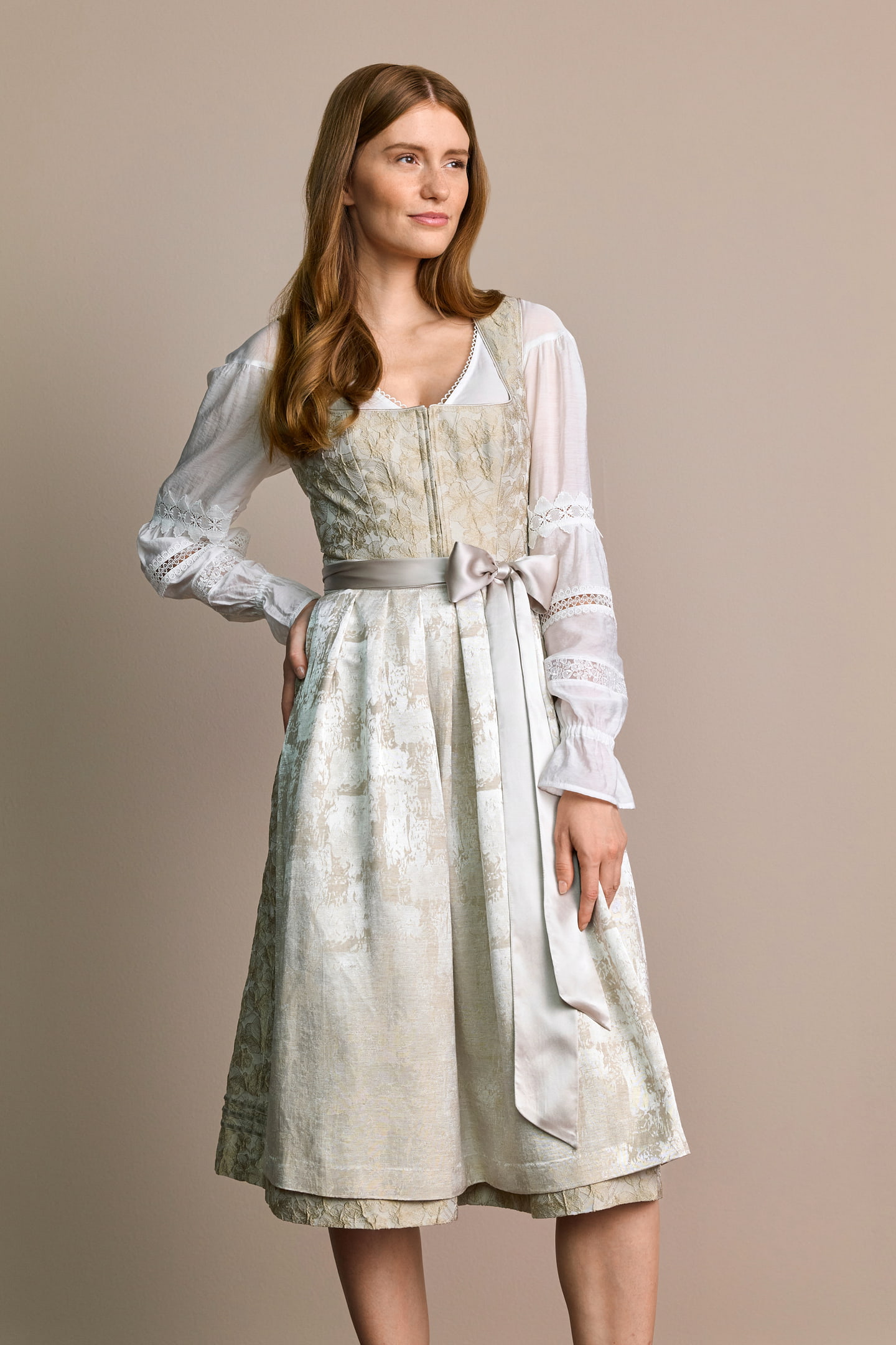 Dirndl Lydia (70cm) in beige im Julia Trentini Online Shop