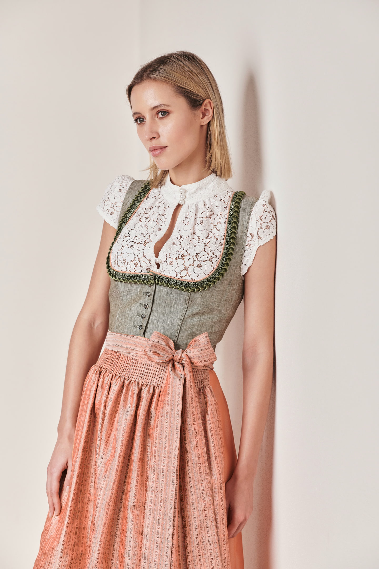Dirndl Amelia (70cm) in orange im Julia Trentini Online Shop