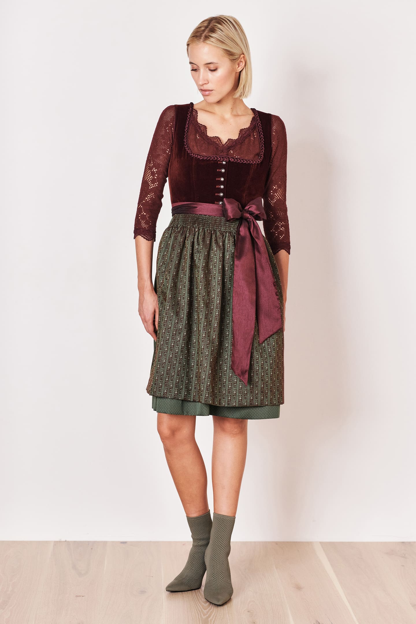 Dirndl Felicia (60cm) in rot im Julia Trentini Online Shop